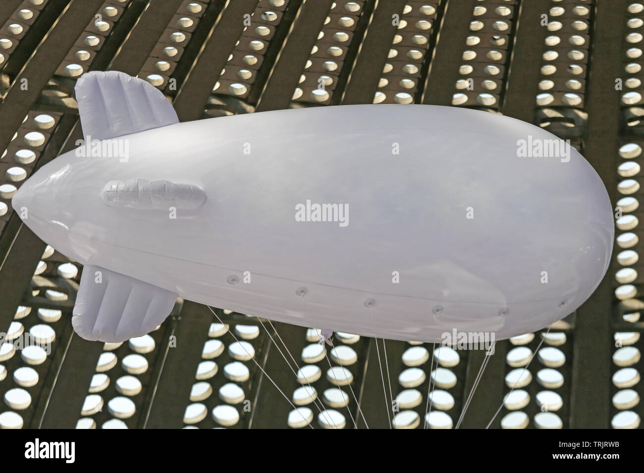 Luftschiff Blimp Ballon gefüllt mit Helium in Halle leeren Raum ...