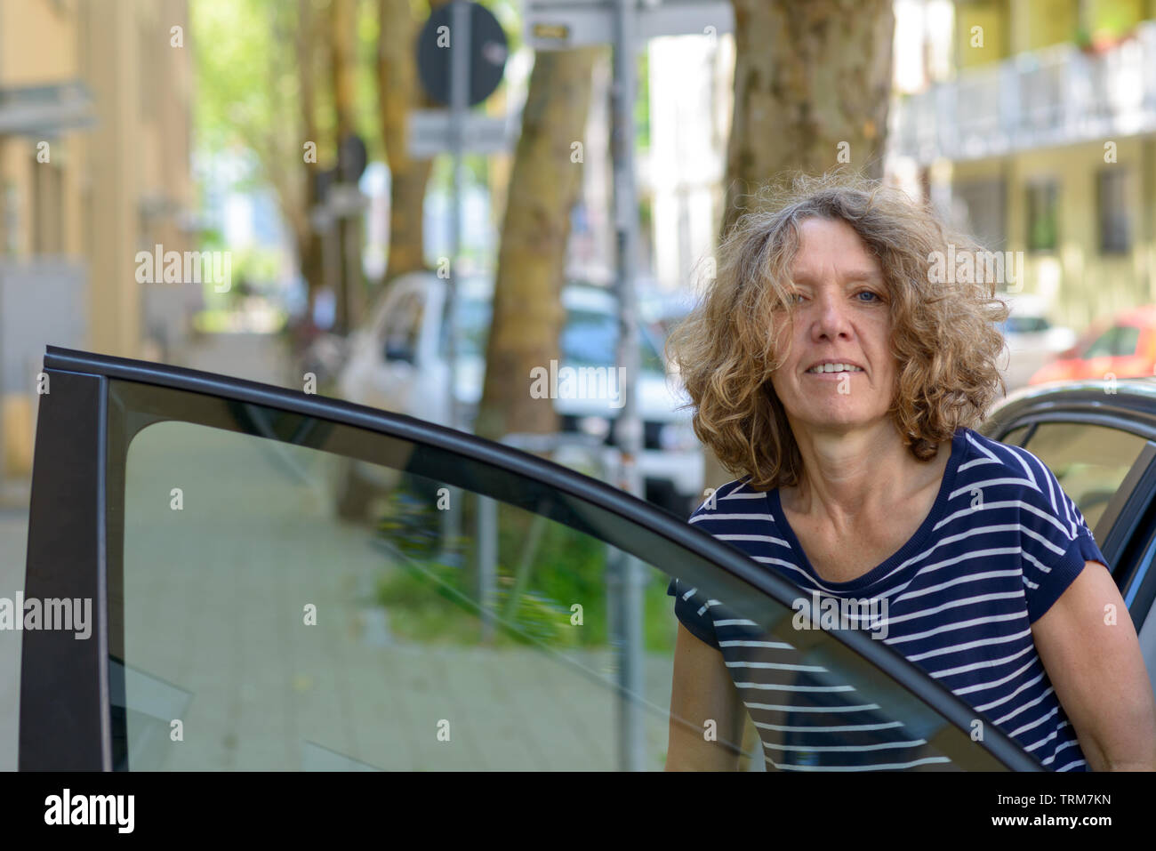 Stepping out of car -Fotos und -Bildmaterial in hoher Auflösung – Alamy