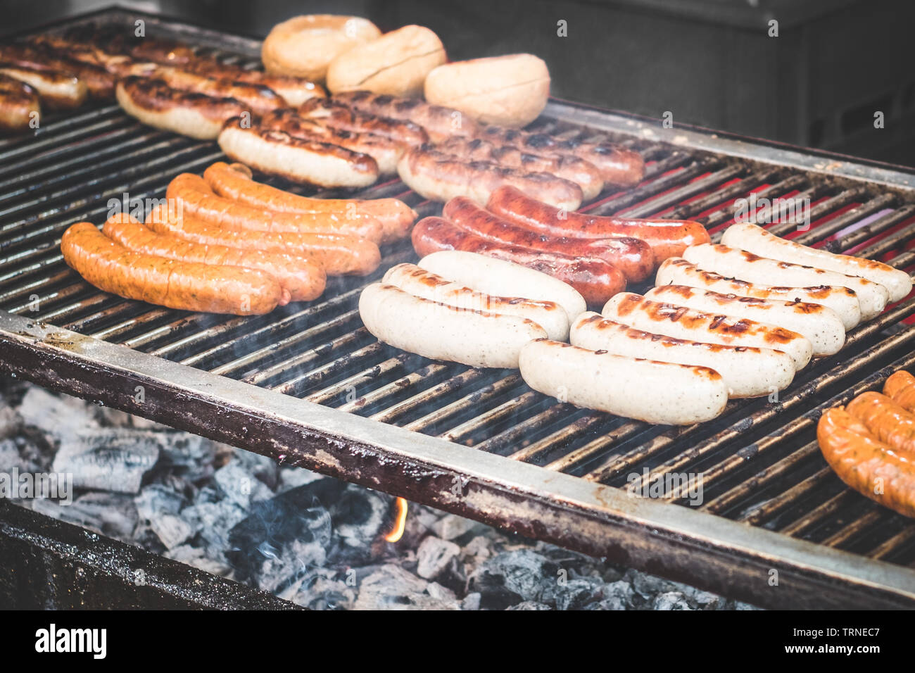 Wurst auf dem grill -Fotos und -Bildmaterial in hoher Auflösung – Alamy