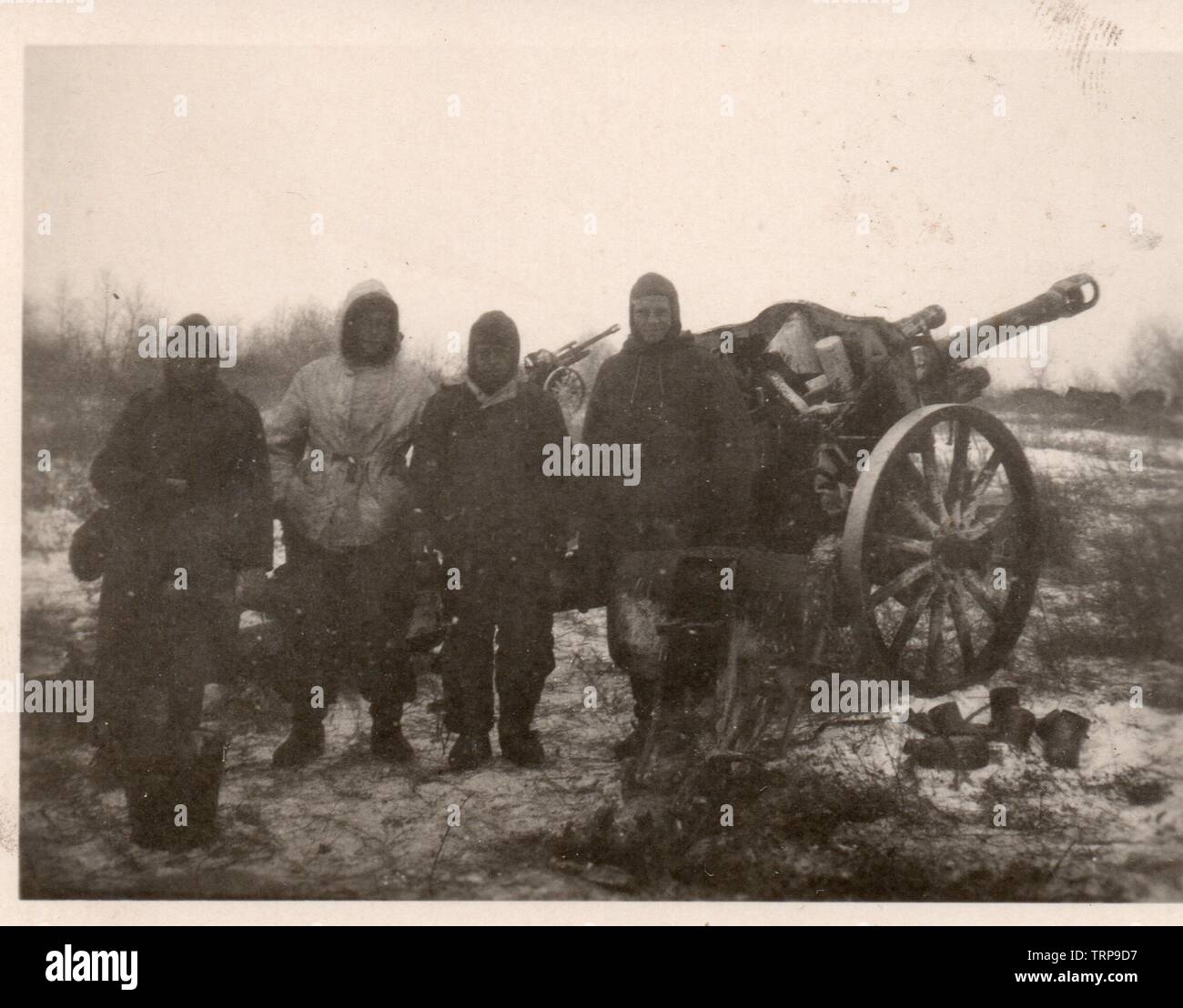 Deutsche Soldaten im Winter camouflage Uniformen mit Le FH18 Feld ...