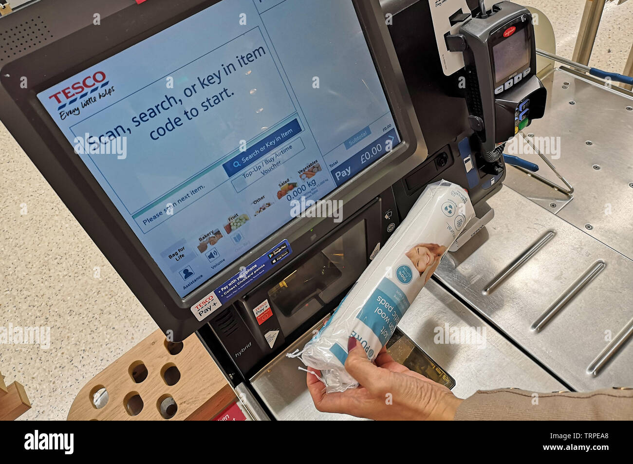 Tesco scan beim einkaufen -Fotos und -Bildmaterial in hoher Auflösung ...