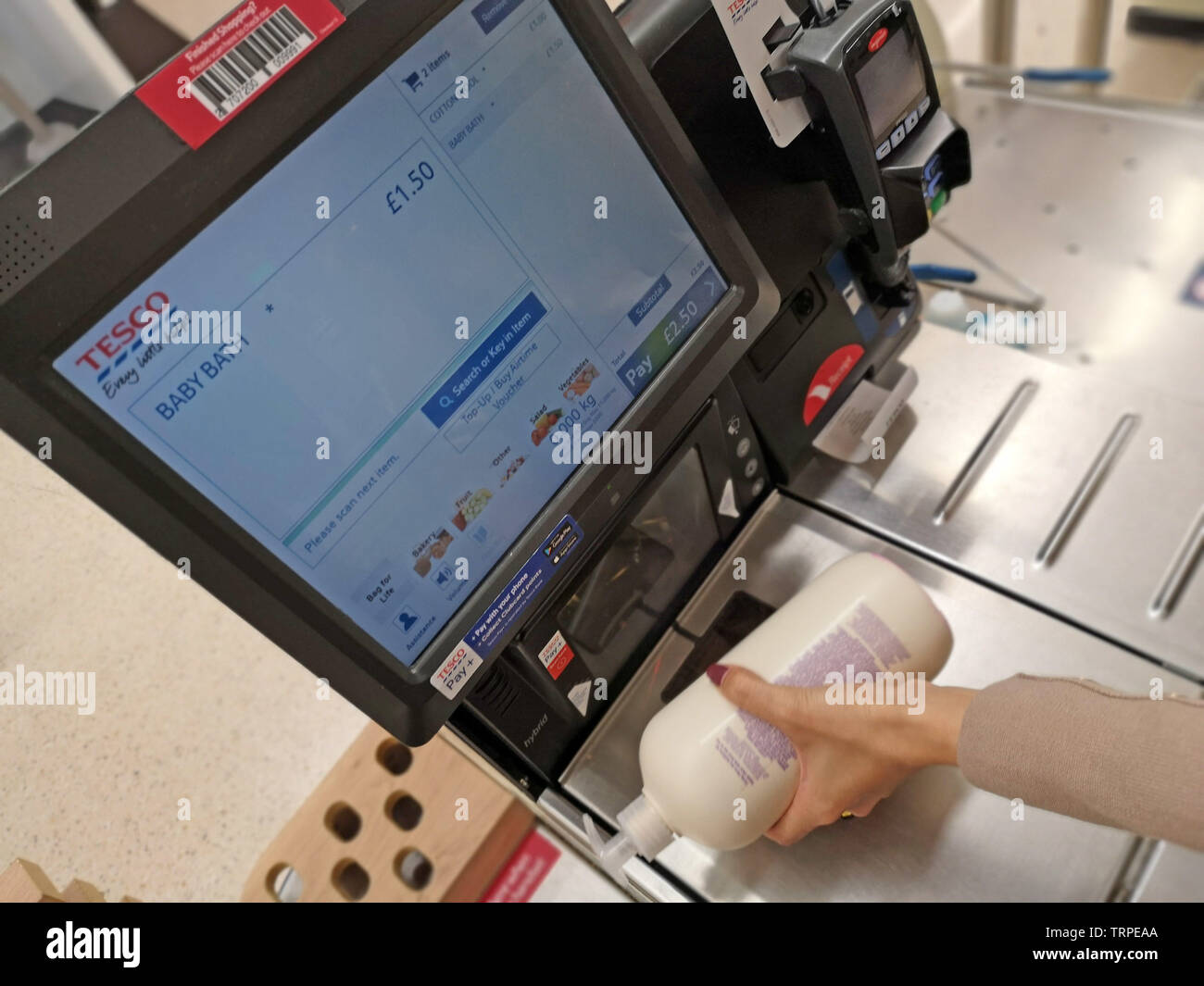 Tesco scan beim einkaufen -Fotos und -Bildmaterial in hoher Auflösung ...