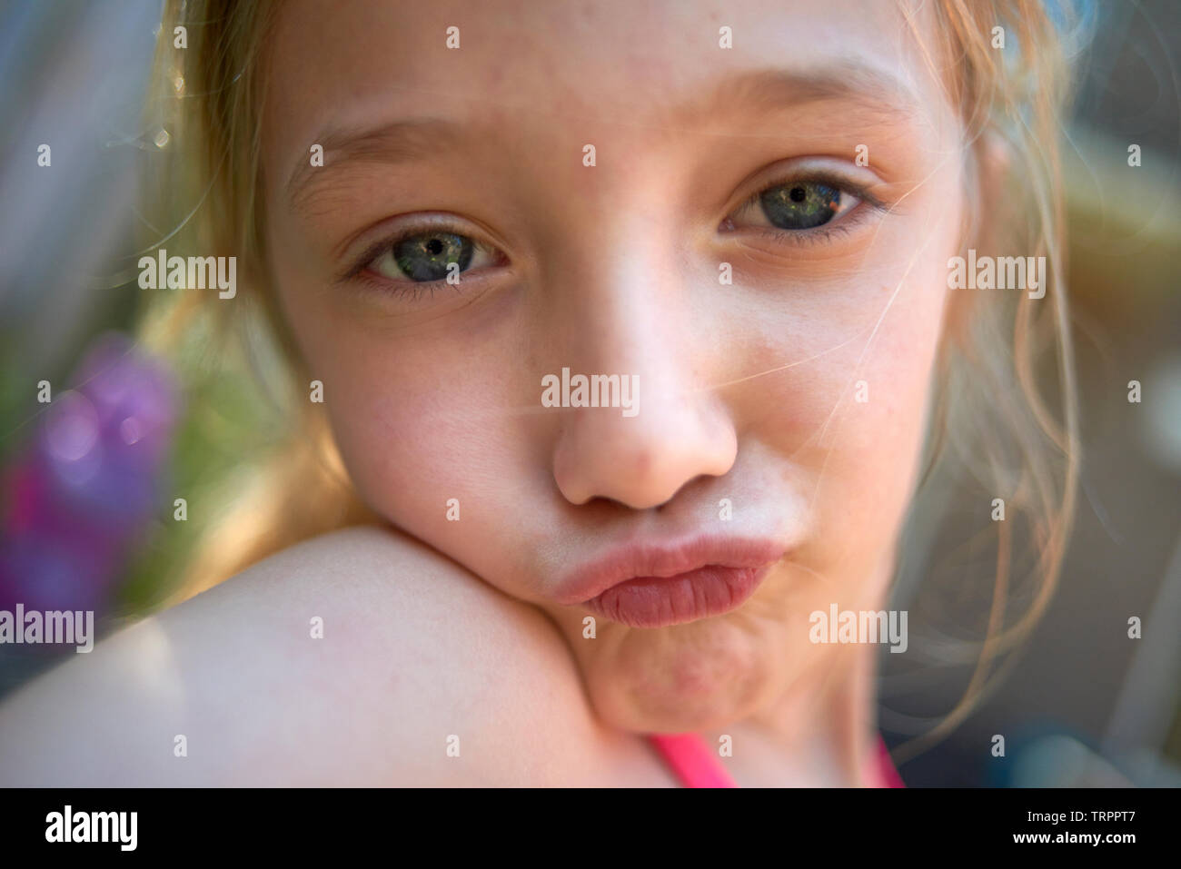 Nahaufnahme Portrait von eine nette junge blonde kaukasische Mädchen ... Nahaufnahme Portrait von eine nette junge blonde kaukasische Mädchen ...
