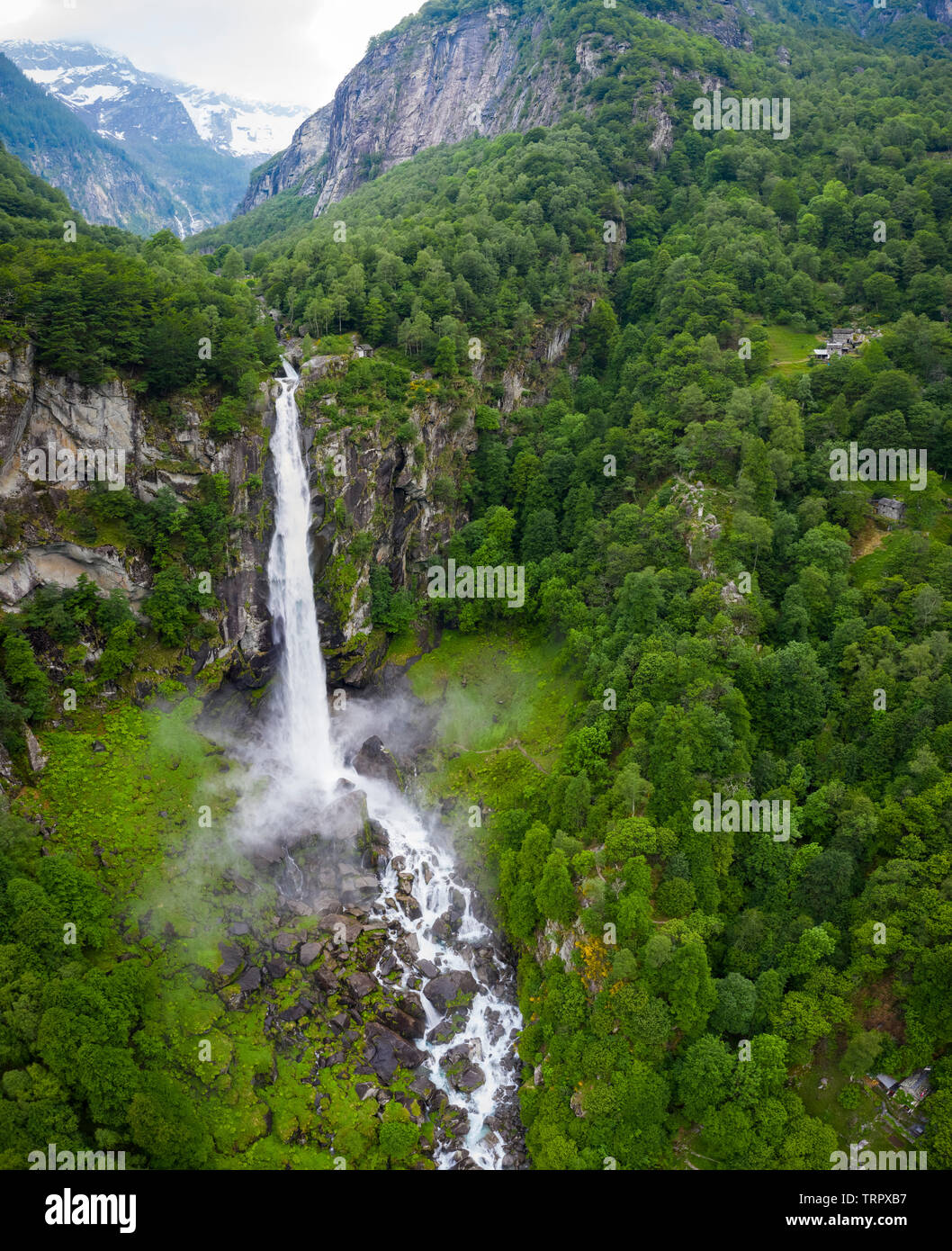 Luftaufnahme der Wasserfall von Foroglio, Cevio, Val Bavona, Maggiatal ...