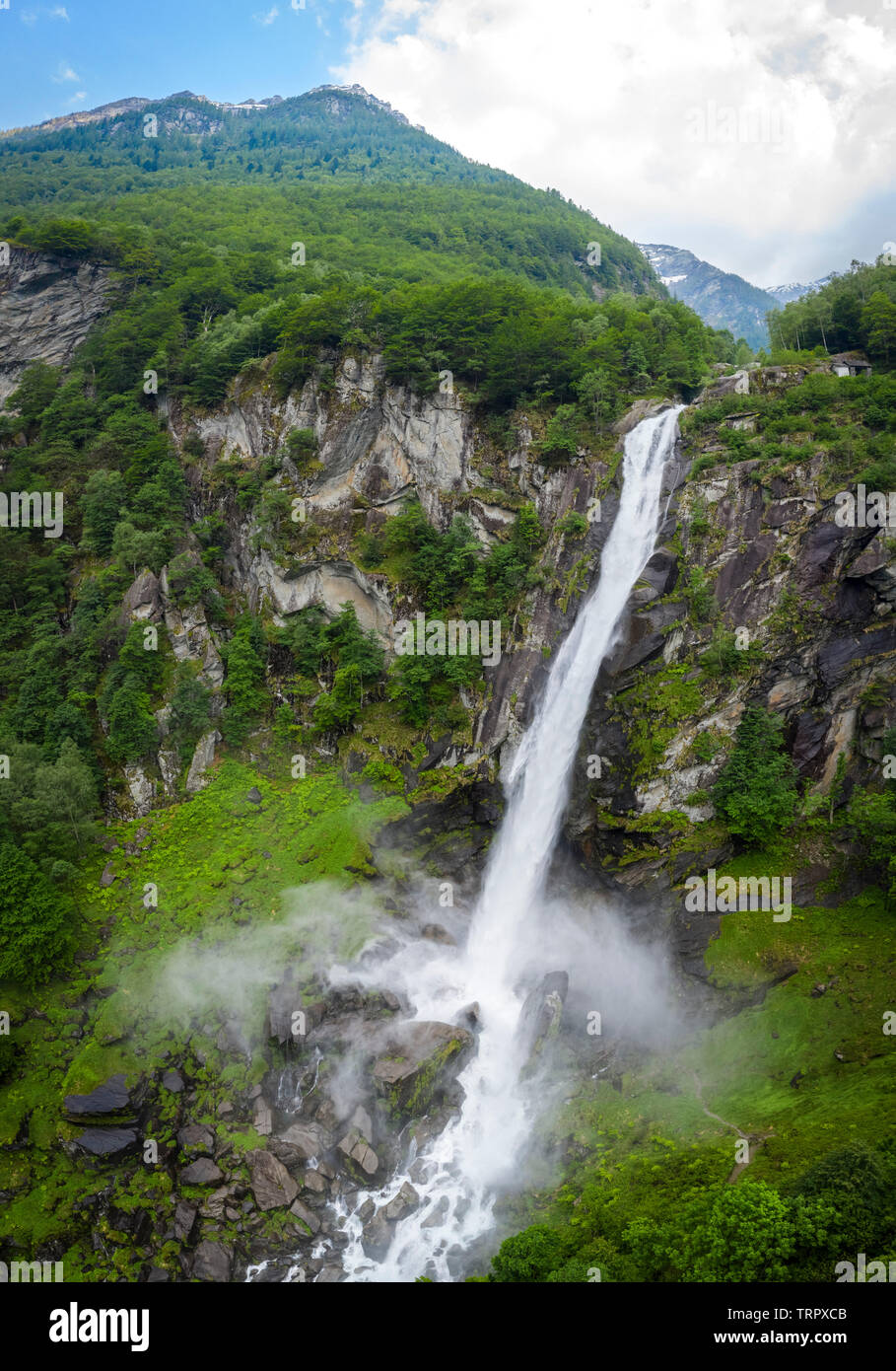 Luftaufnahme der Wasserfall von Foroglio, Cevio, Val Bavona, Maggiatal ...