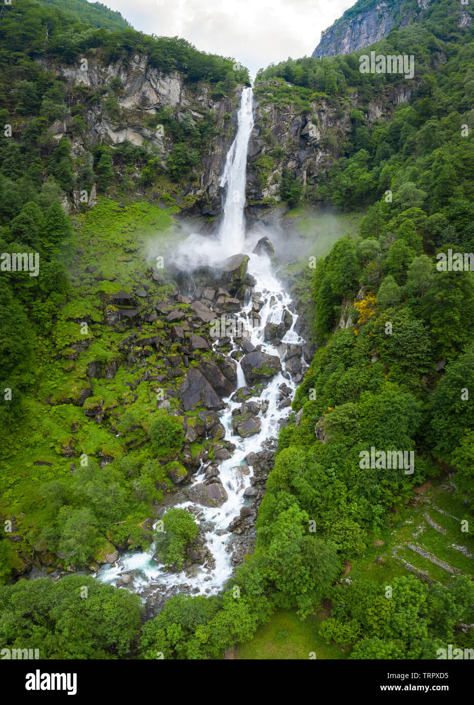 Luftaufnahme der Wasserfall von Foroglio, Cevio, Val Bavona, Maggiatal ...