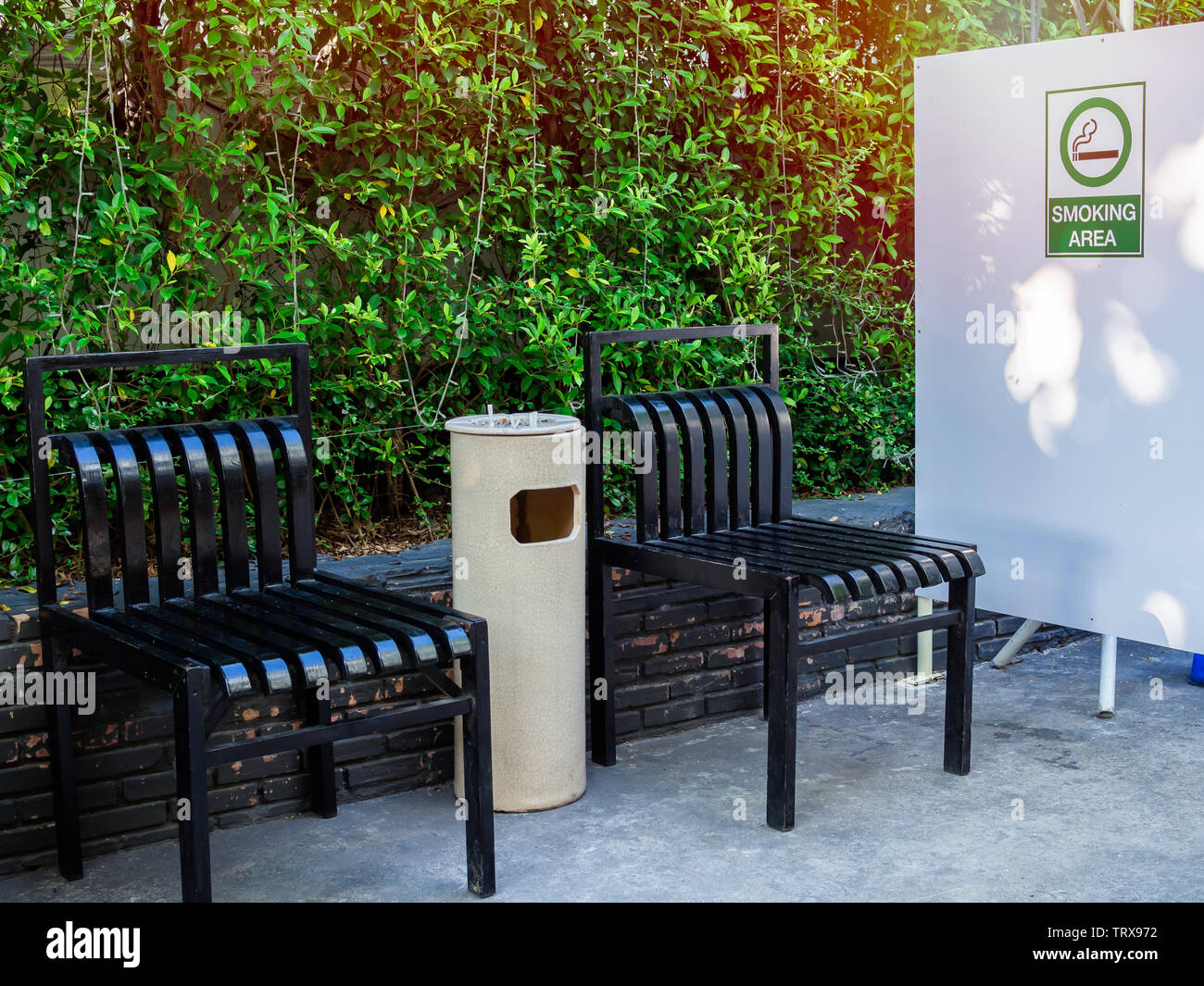 Ausgewiesene raucherzone -Fotos und -Bildmaterial in hoher Auflösung ...