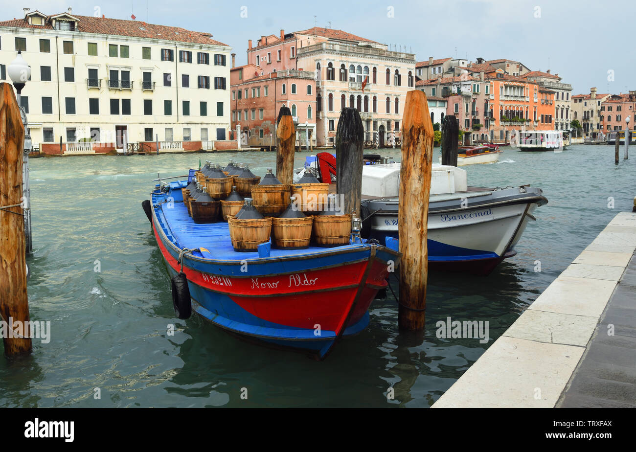 Cargo Boote auf den Canal Grande, Venedig Italien Stockfotografie - Alamy