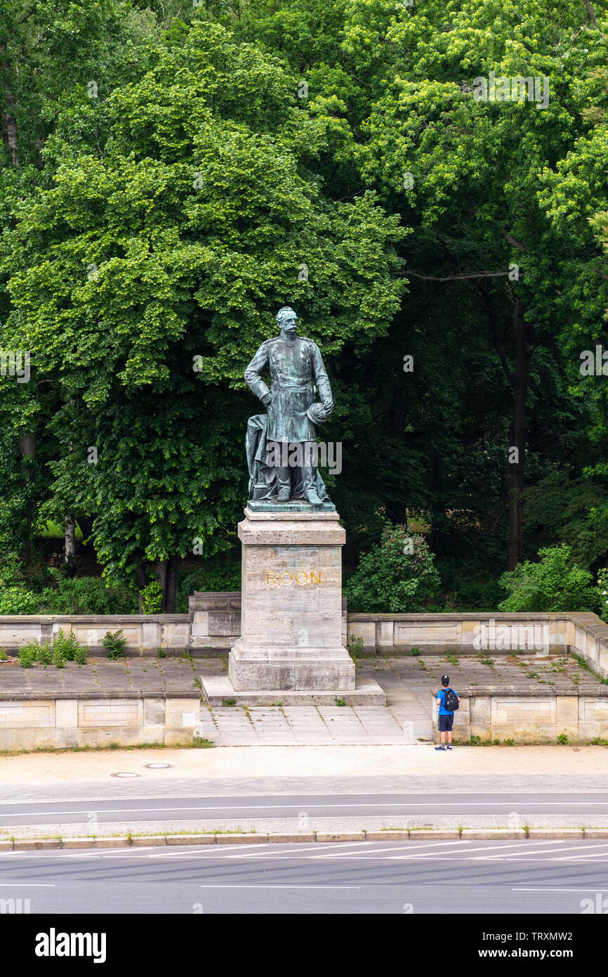 Von roon statue -Fotos und -Bildmaterial in hoher Auflösung – Alamy