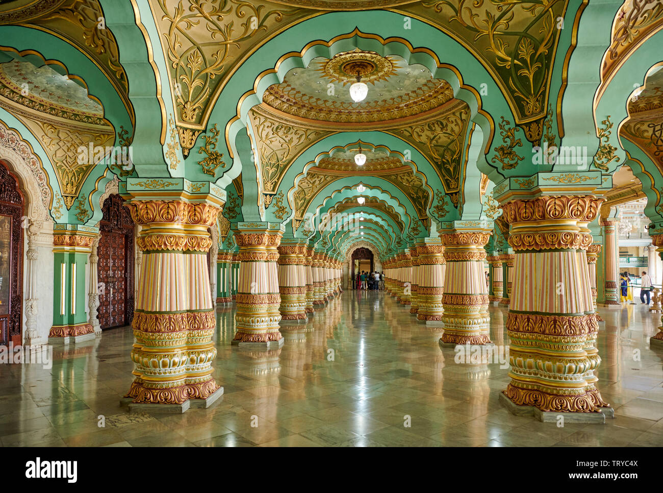 Aula, öffentliche Durbar Hall, Innenraum geschossen von Mysore Palast ...