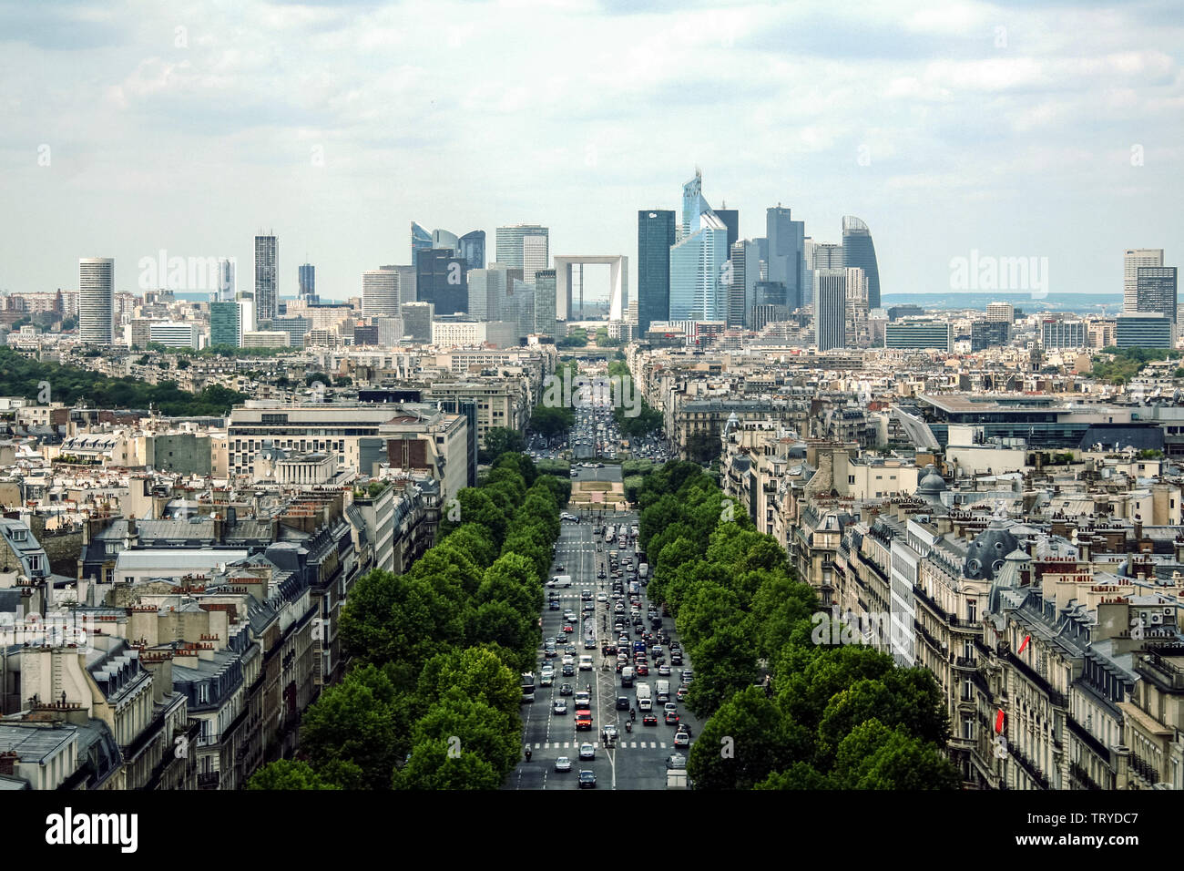 PARIS, Frankreich, 11. JULI 2011: La Defense Business District mit ...