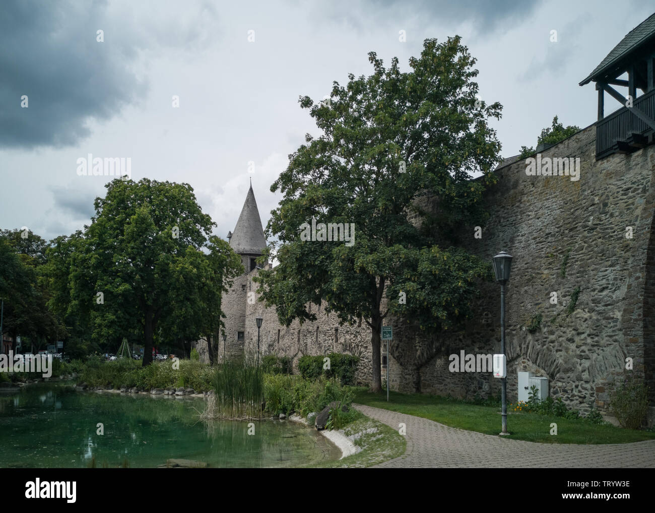 Die alte Stadtmauer und Turm mit Graben in Andernach, Deutschland ...