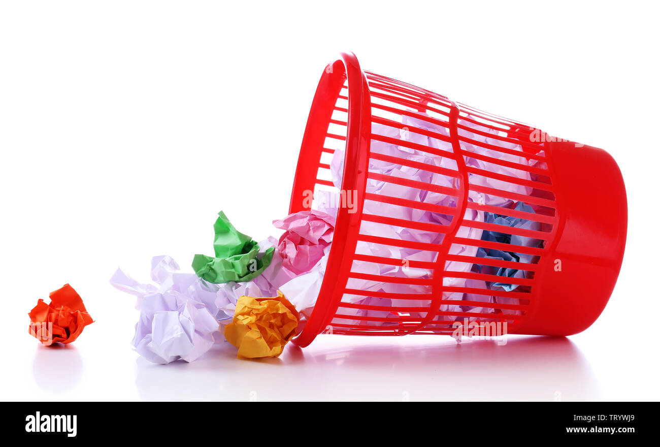 Volle Mülleimer, isoliert auf weißem Stockfotografie - Alamy