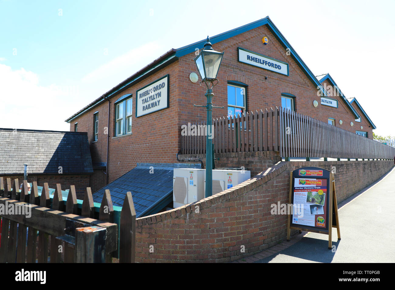 Tywyn Station auf der Talyllyn Railway, die läuft von Tywyn zu Nant ...