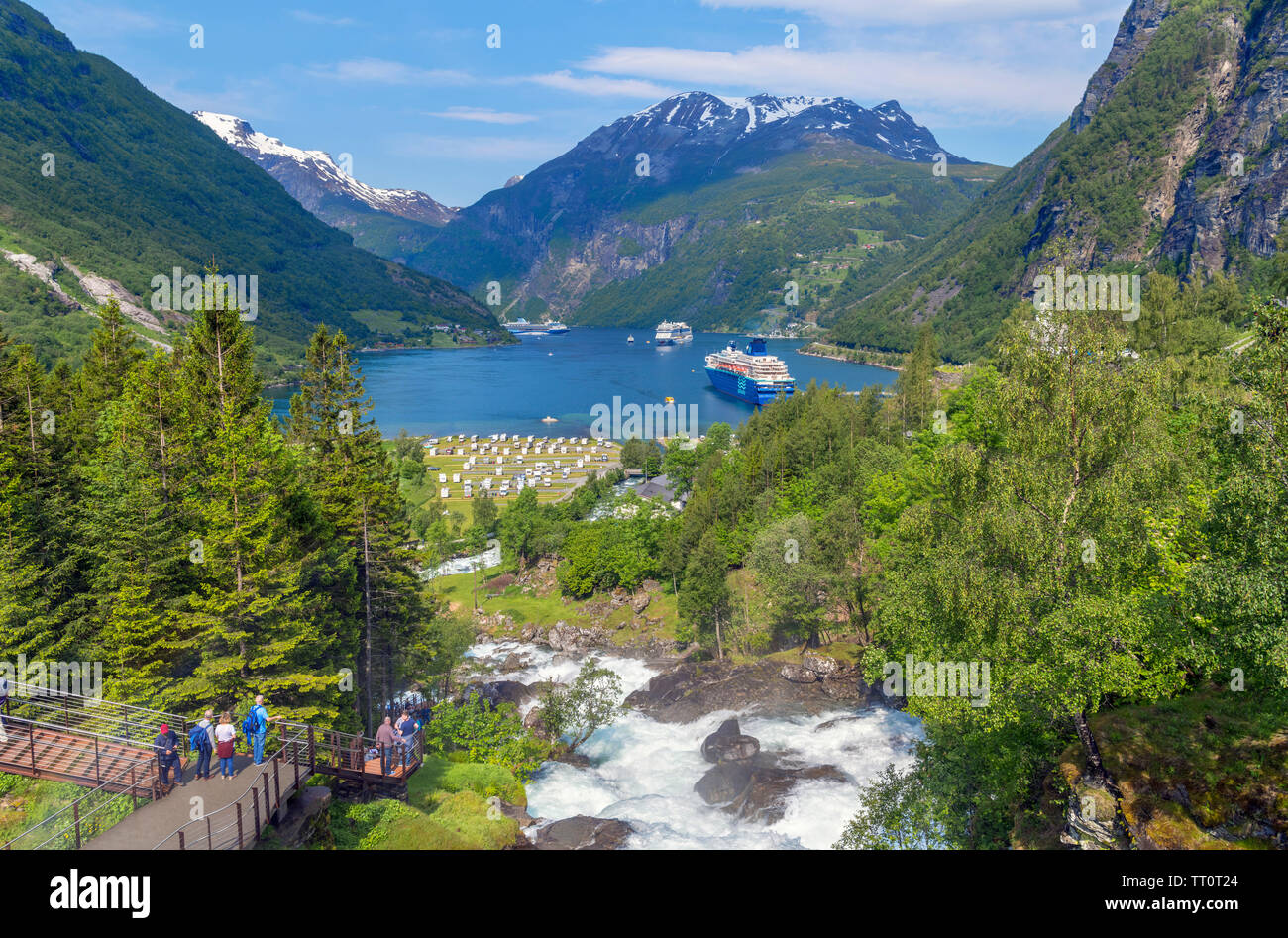 Geiranger fjord waterfall -Fotos und -Bildmaterial in hoher Auflösung ...