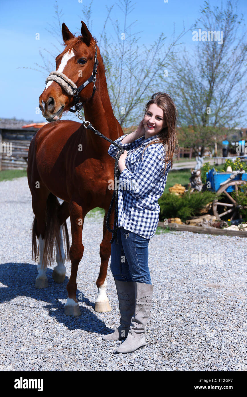 Mädchen mit pferd spazieren -Fotos und -Bildmaterial in hoher Auflösung ...