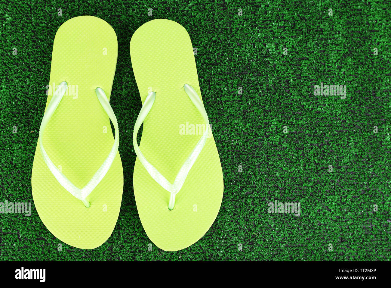 Flip flops auf gras -Fotos und -Bildmaterial in hoher Auflösung – Alamy