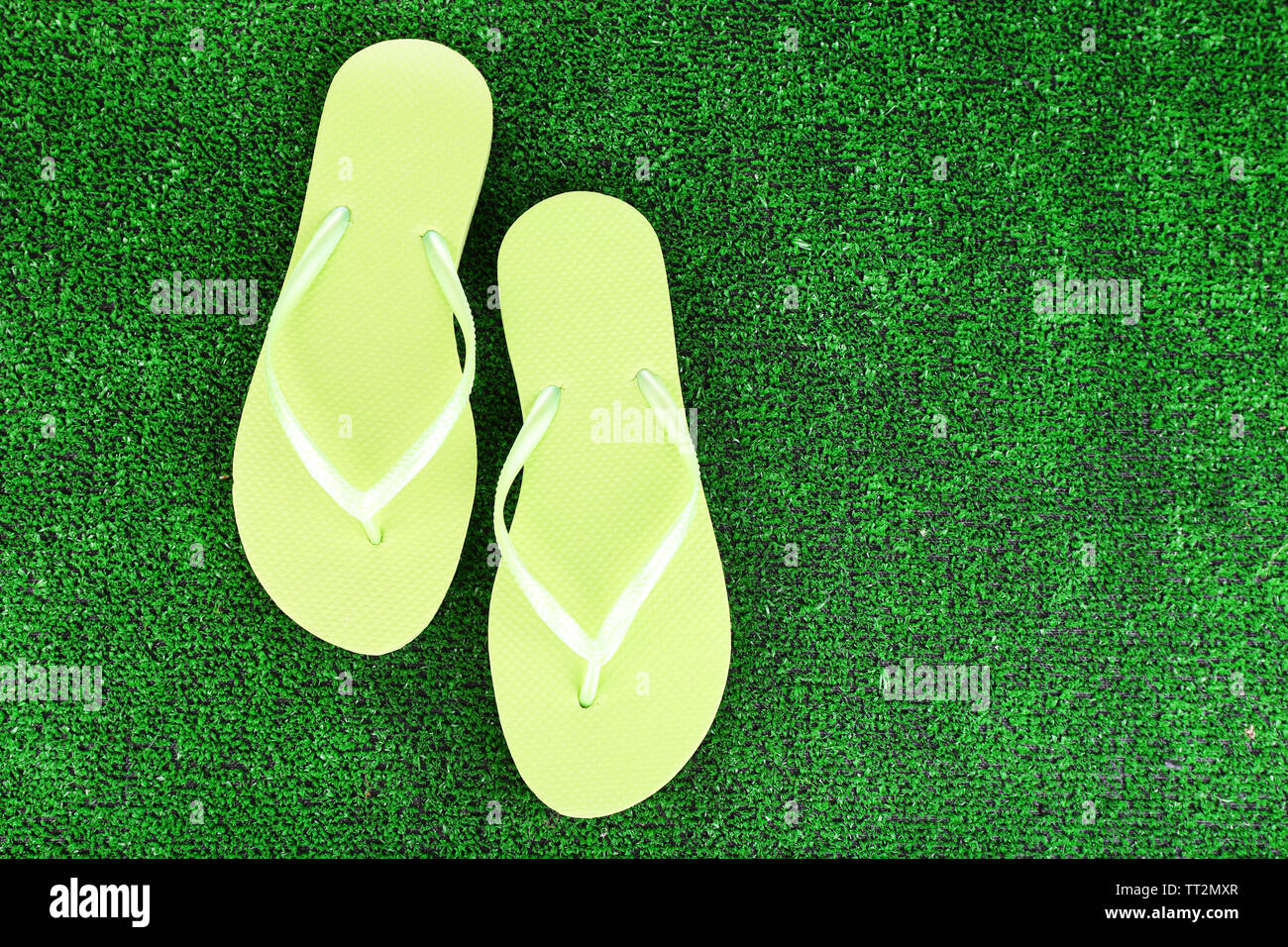 Flip flops auf gras -Fotos und -Bildmaterial in hoher Auflösung – Alamy