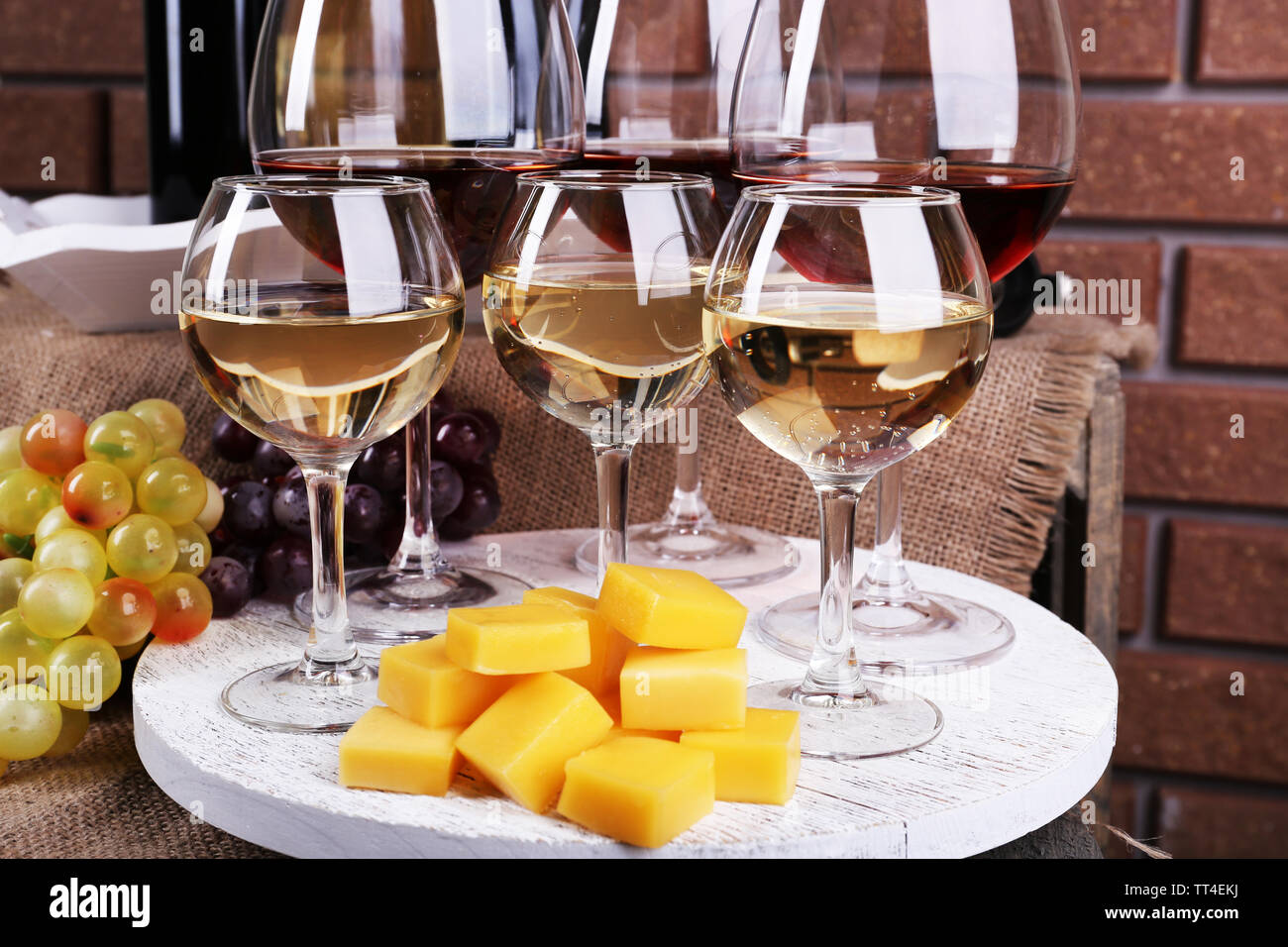 Flaschen und Gläser Wein, Käse und reife Trauben auf der Tabelle auf ...