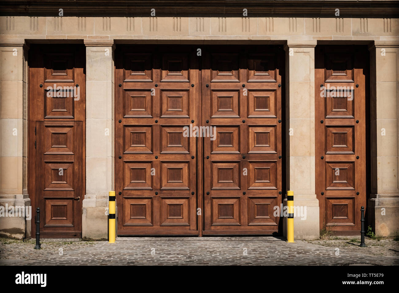 Alte massive hausfront mit einem alten eingang -Fotos und -Bildmaterial ...