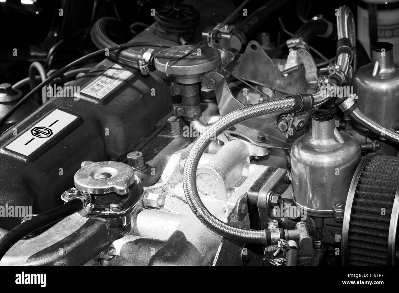 Car carburettor Schwarzweiß-Stockfotos und -bilder - Alamy