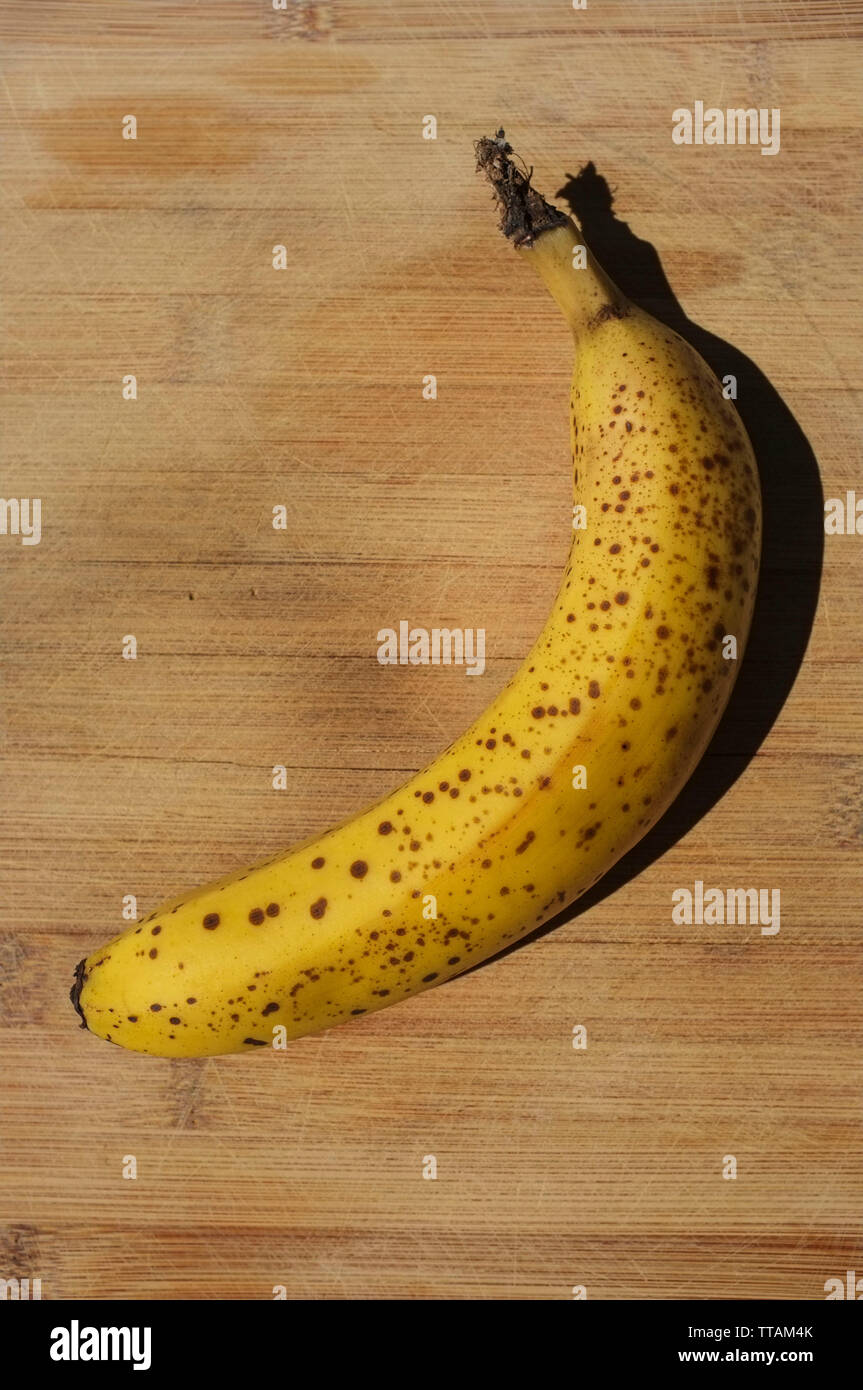 Banane mit braunen flecken -Fotos und -Bildmaterial in hoher Auflösung ...