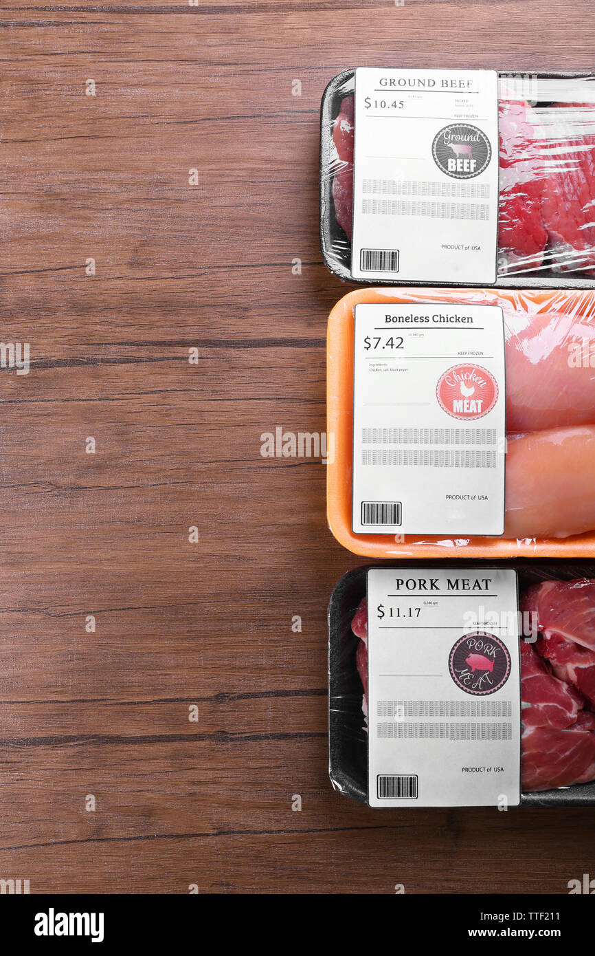 Verpackt Stück von Huhn, Schwein und Rind Fleisch auf Holz- Hintergrund ...