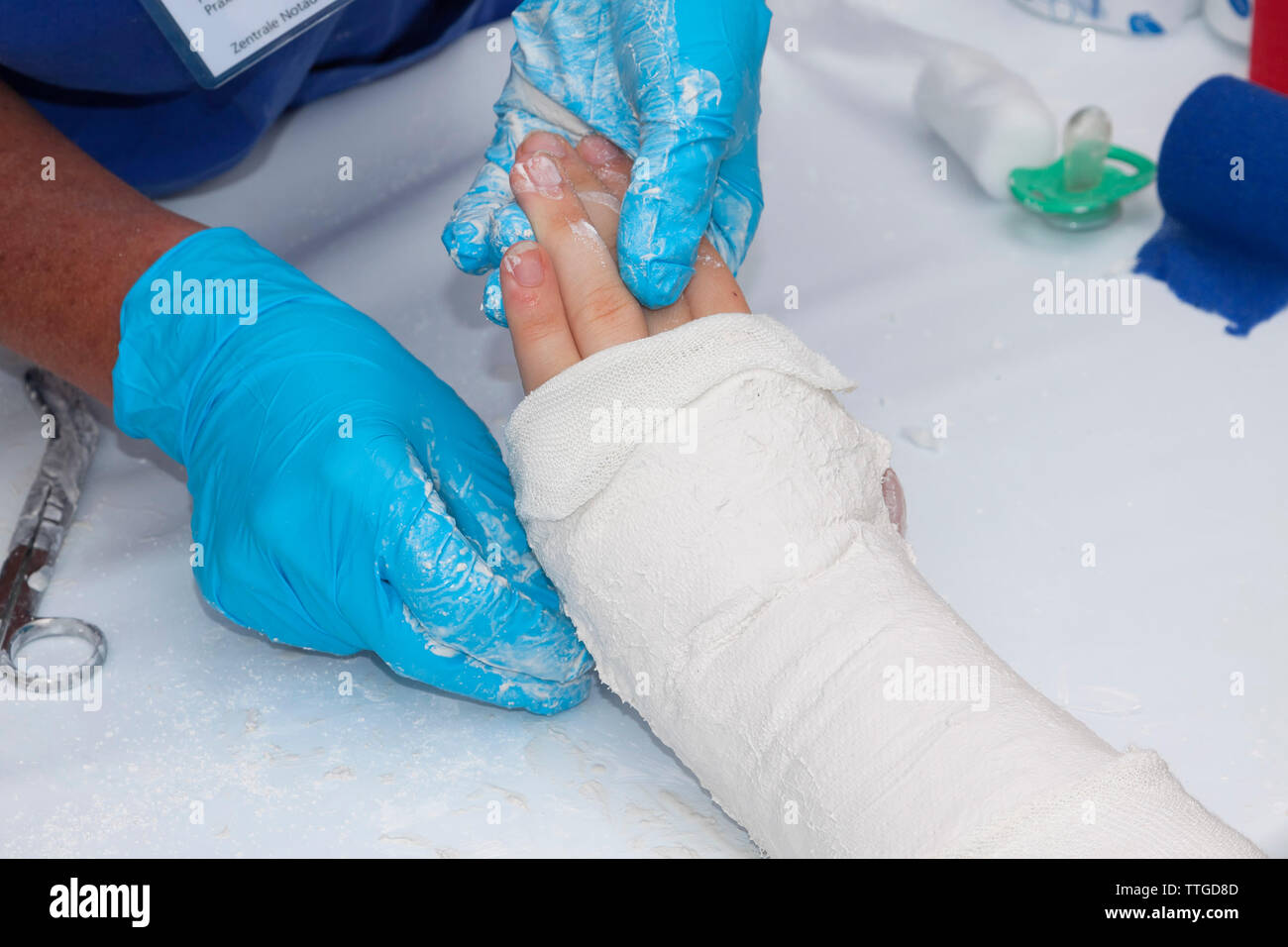 Junge Frau mit Gips am Arm, rettungsstation in Berlin Stockfotografie ...