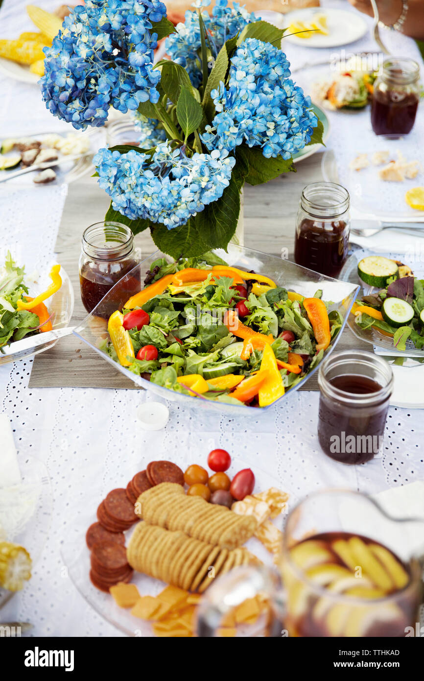 Essen auf dem tisch serviert Stockfotos und -bilder Kaufen - Alamy