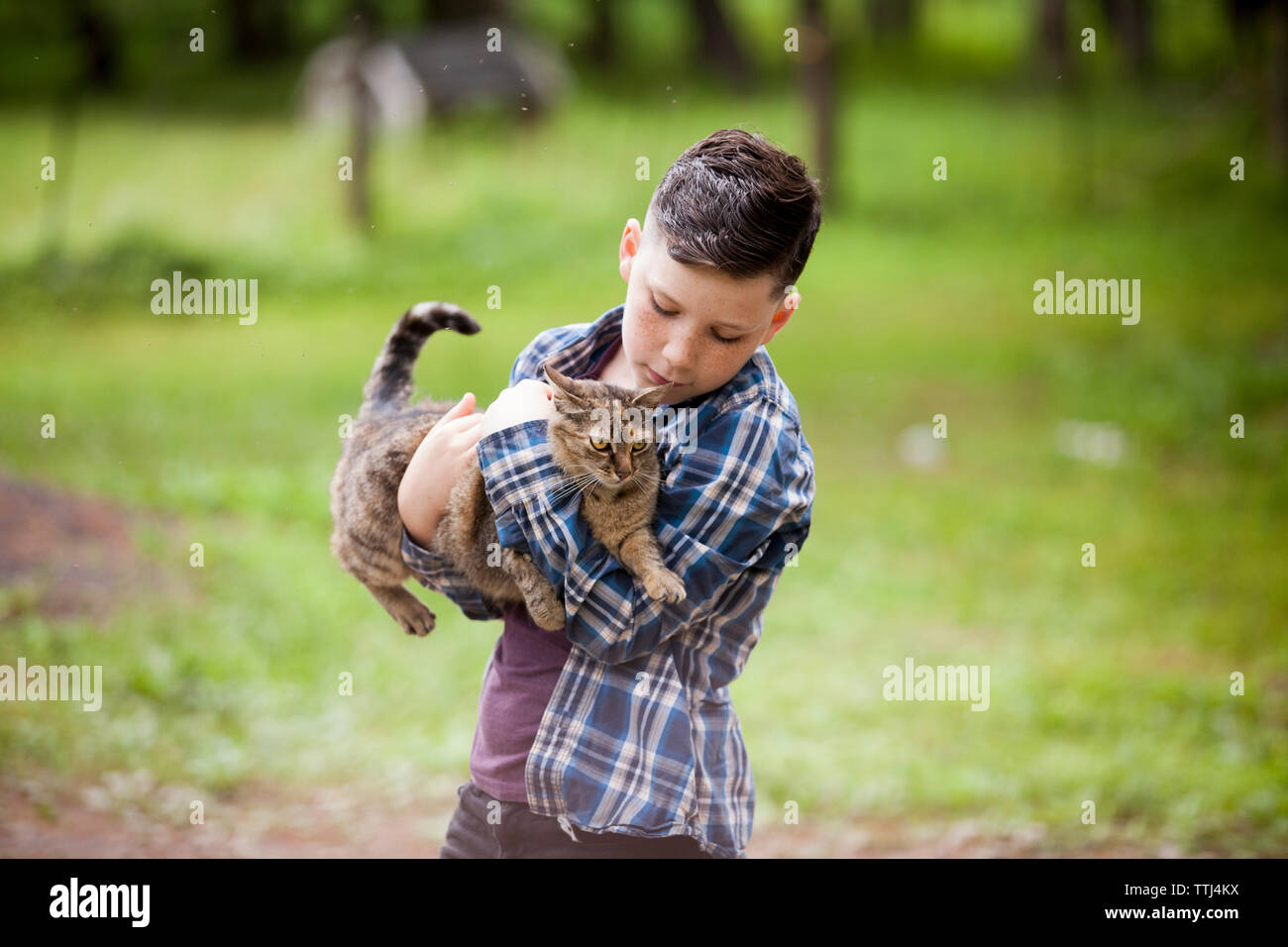 Junge mit katze -Fotos und -Bildmaterial in hoher Auflösung – Alamy