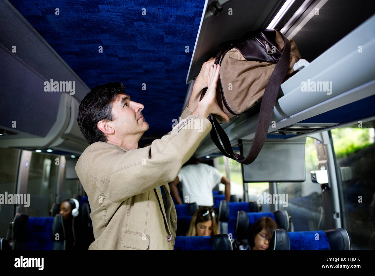 Mann seitenbus -Fotos und -Bildmaterial in hoher Auflösung – Alamy