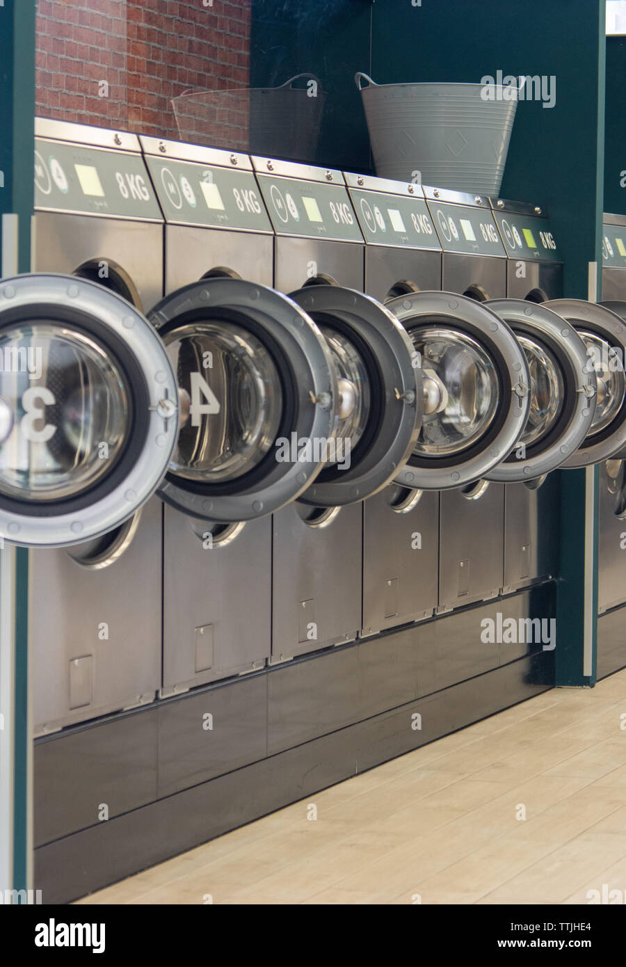 Gewerblicher waschsalon -Fotos und -Bildmaterial in hoher Auflösung – Alamy