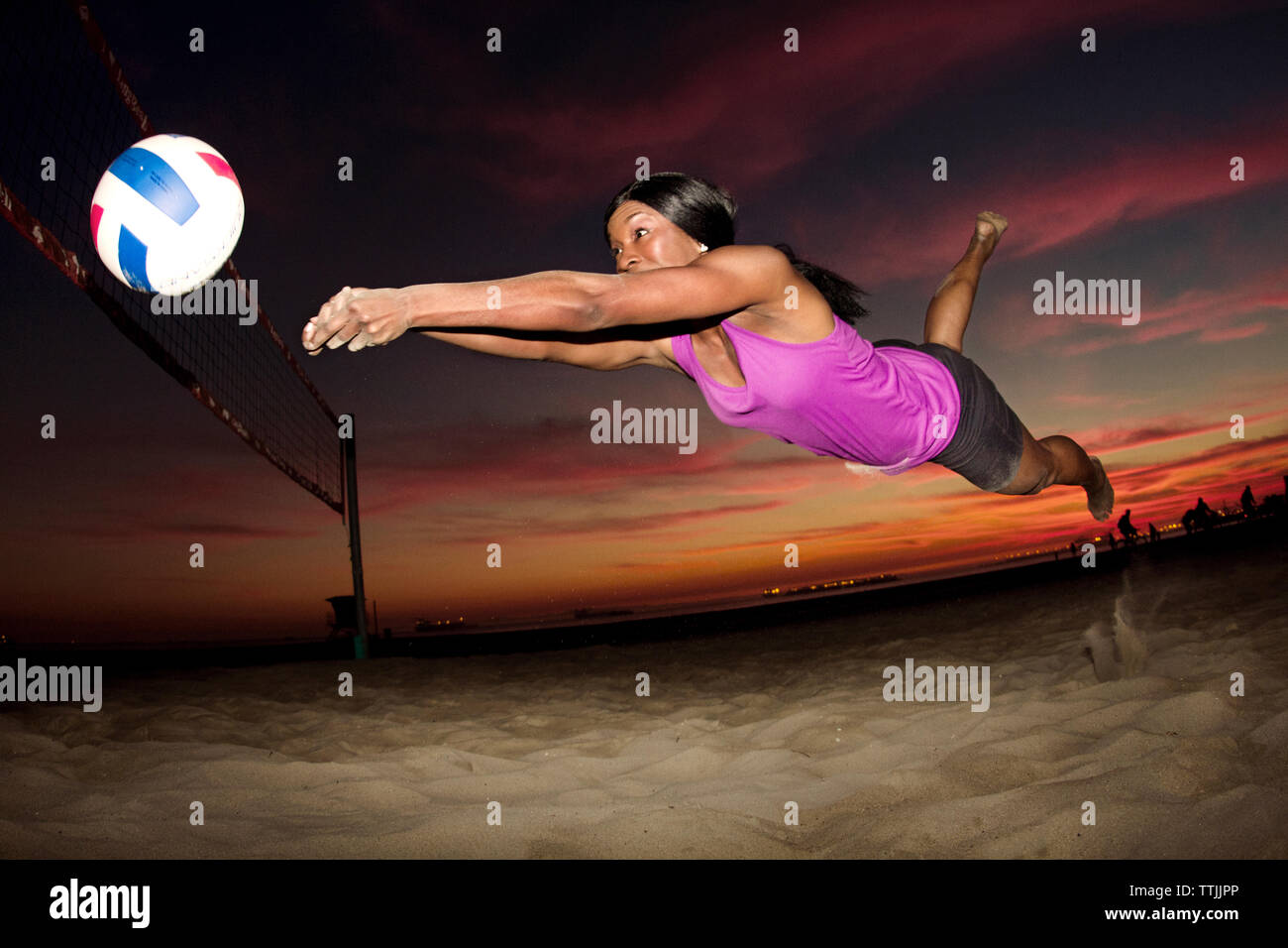 Beach volleyball woman -Fotos und -Bildmaterial in hoher Auflösung – Alamy