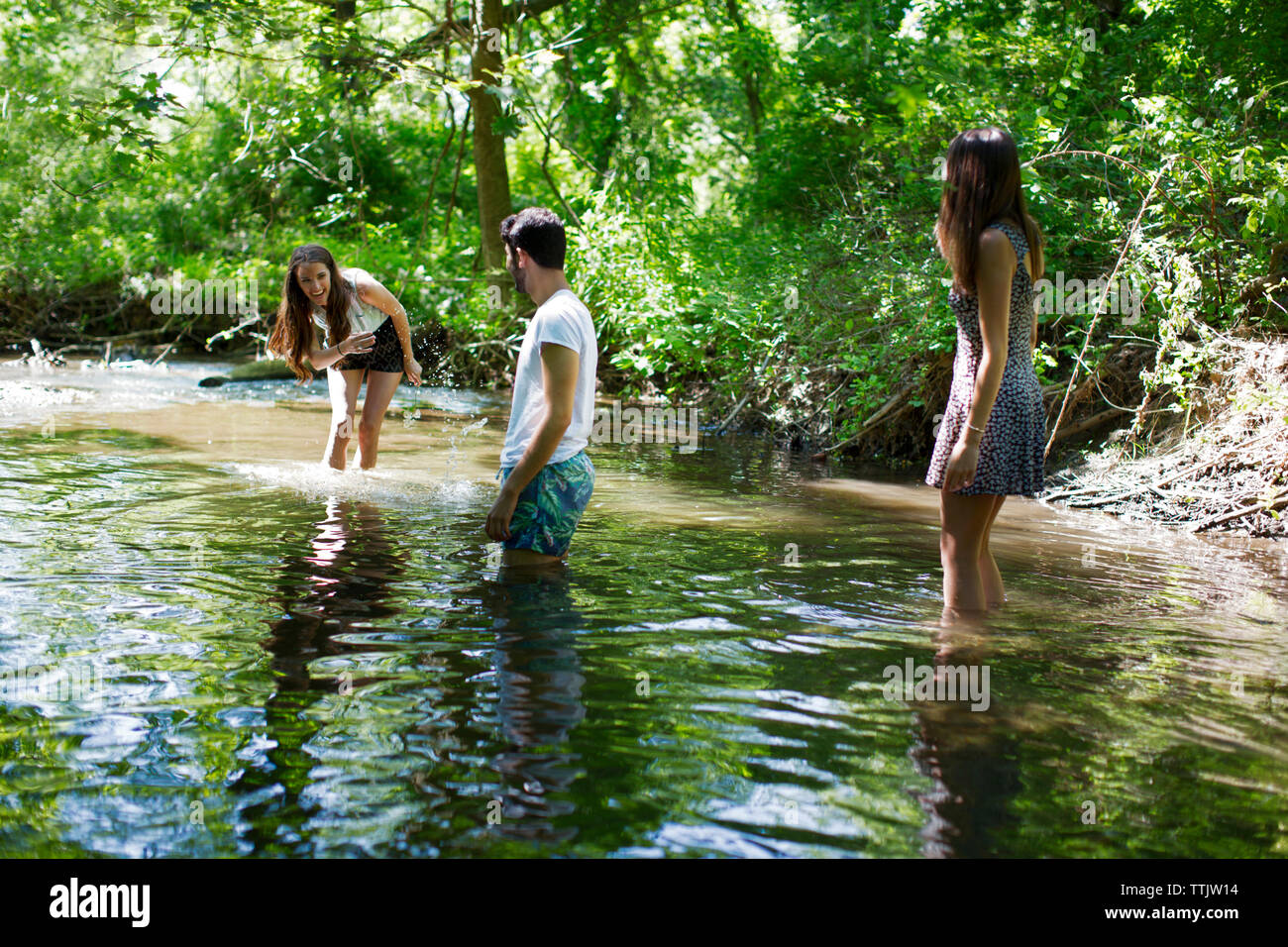 Freunde fest am see -Fotos und -Bildmaterial in hoher Auflösung – Alamy
