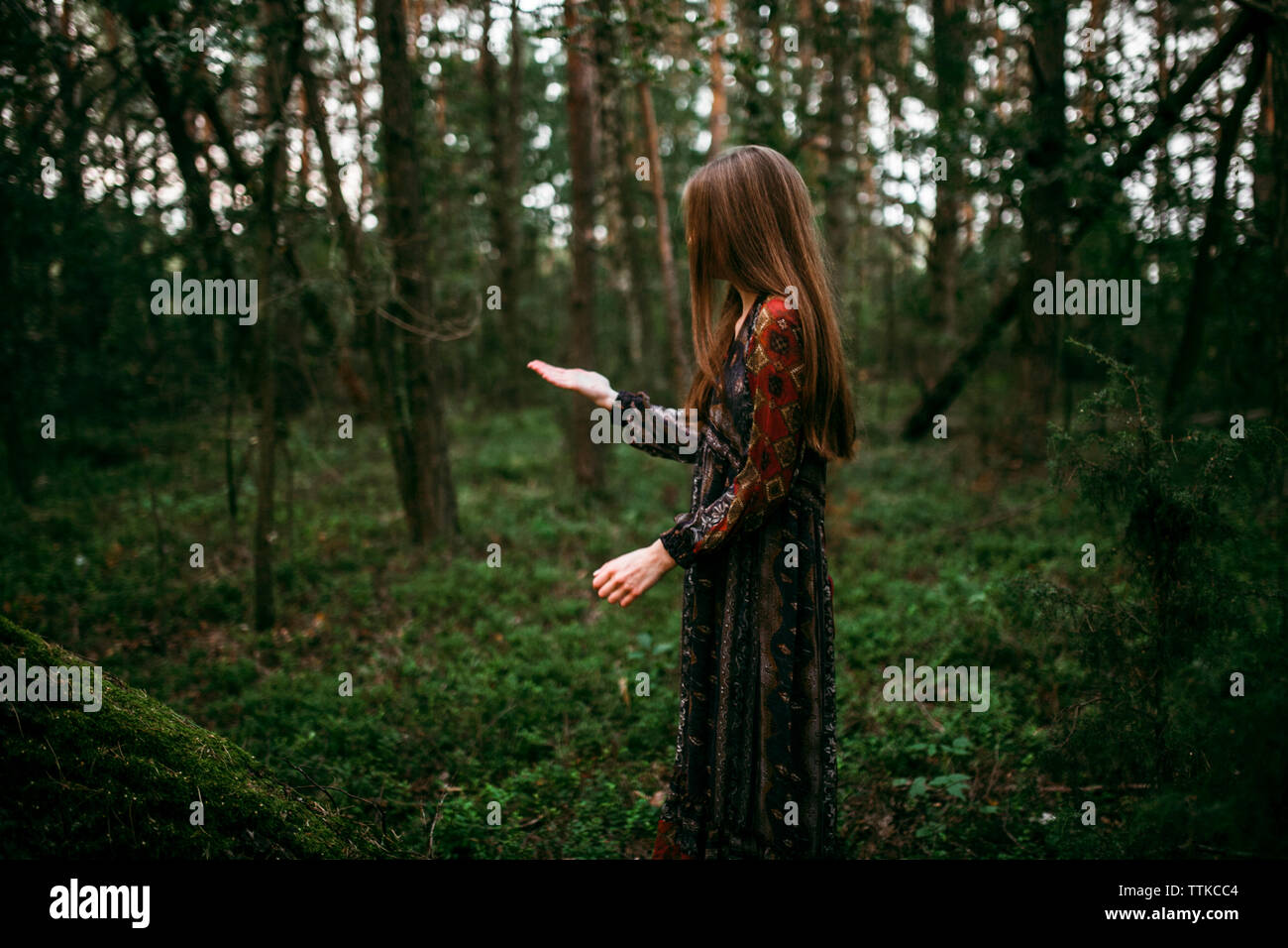 Frau seitlich stehend -Fotos und -Bildmaterial in hoher Auflösung – Alamy
