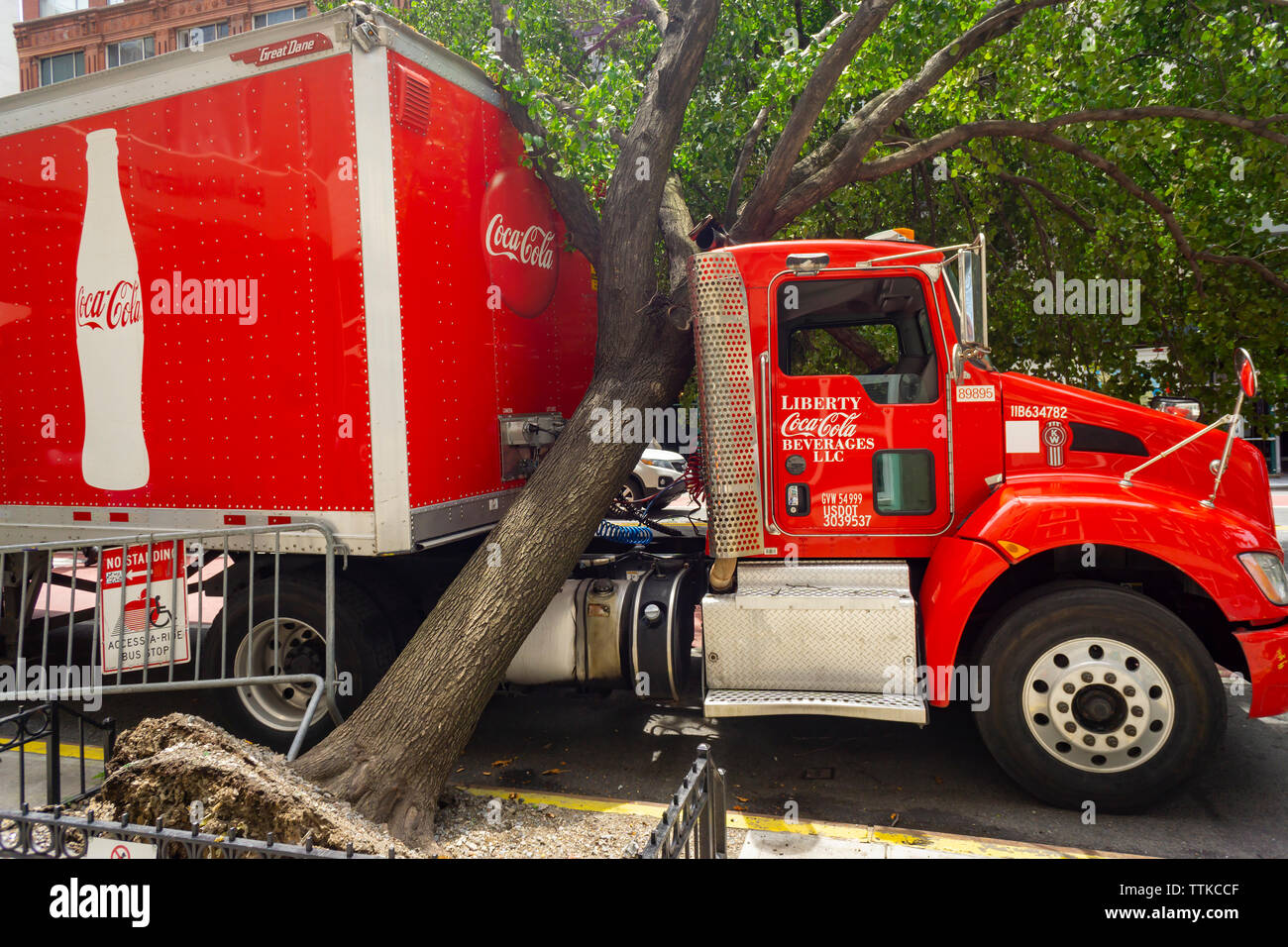 Ein Coca-Cola-Verteiler Lkw sitzt an der West 23. Straße in Chelsea in ...