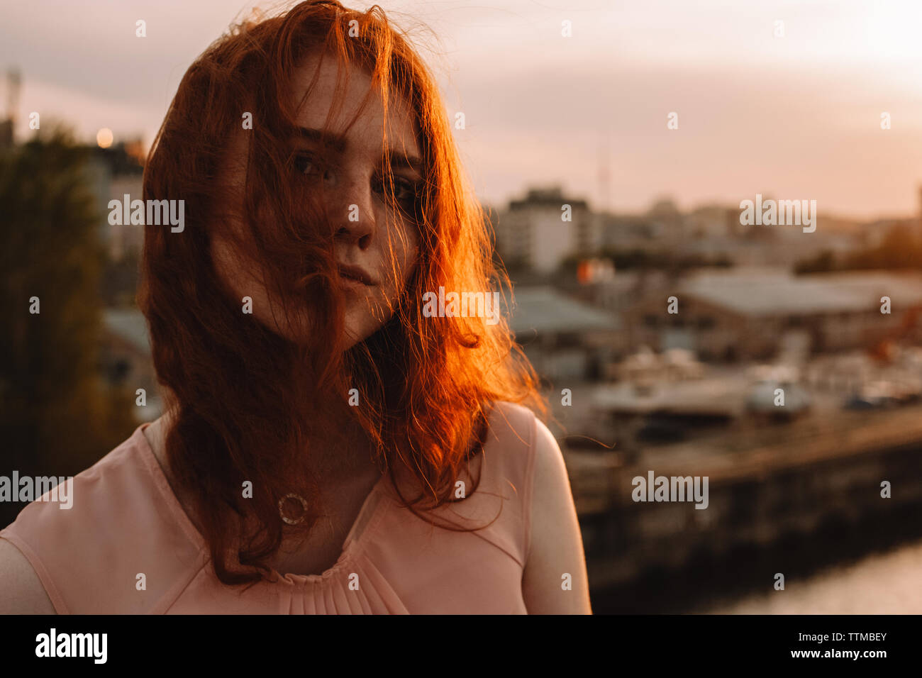 Frau jung rote haare sommersprossen -Fotos und -Bildmaterial in hoher Auflösung – Alamy