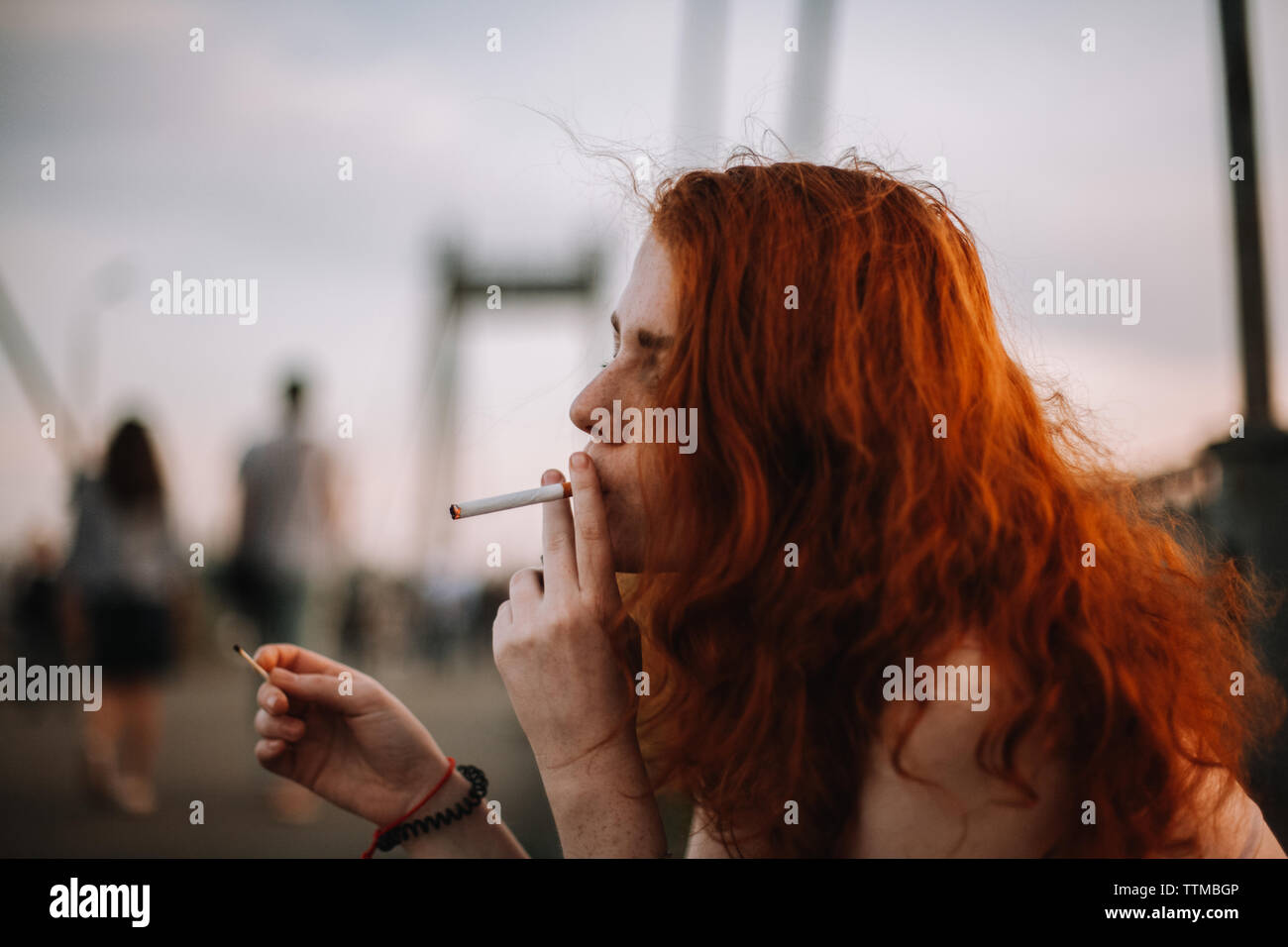 Mädchen rauchen zigarette -Fotos und -Bildmaterial in hoher Auflösung ...