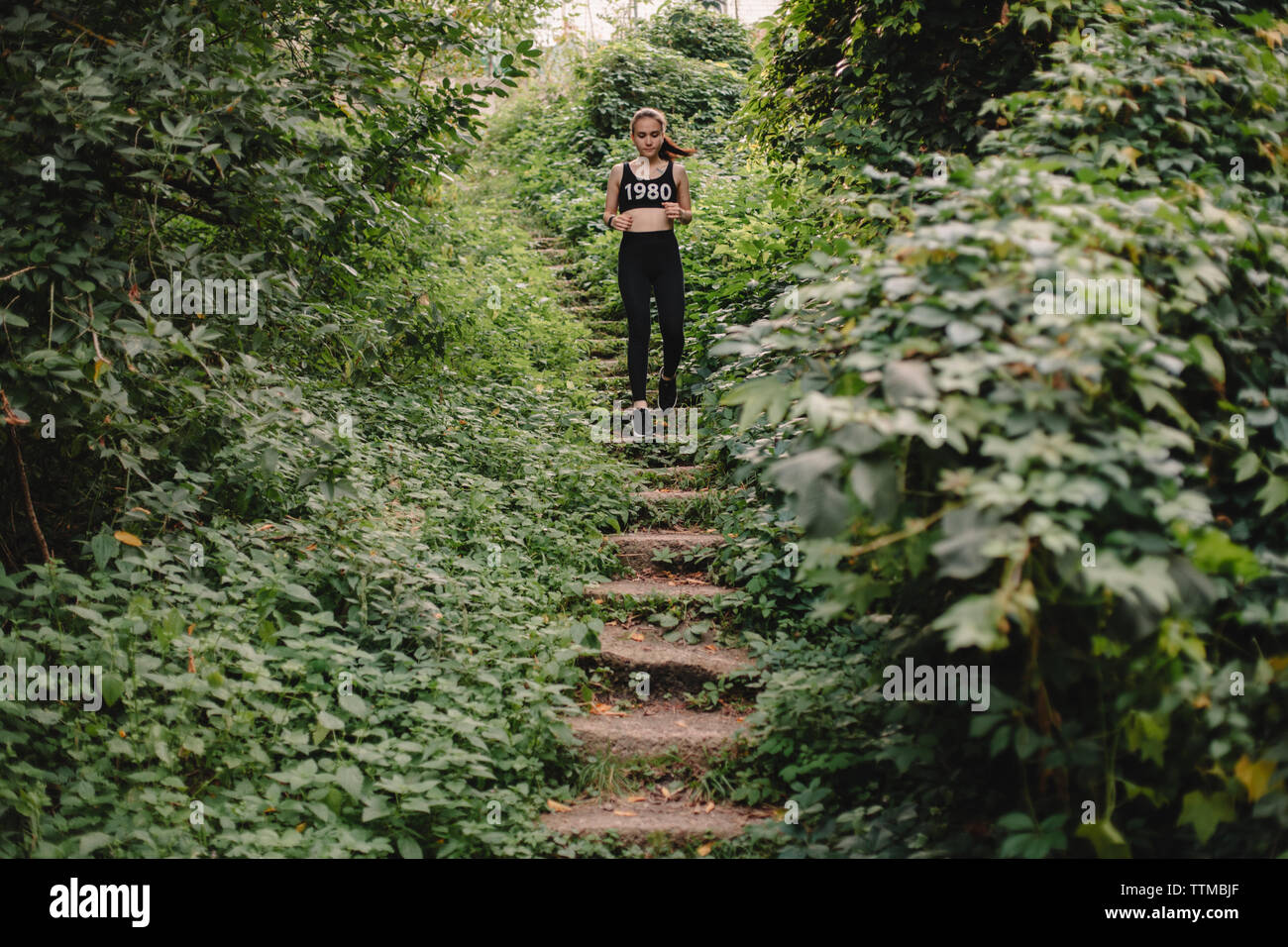 Running down stairs -Fotos und -Bildmaterial in hoher Auflösung – Alamy