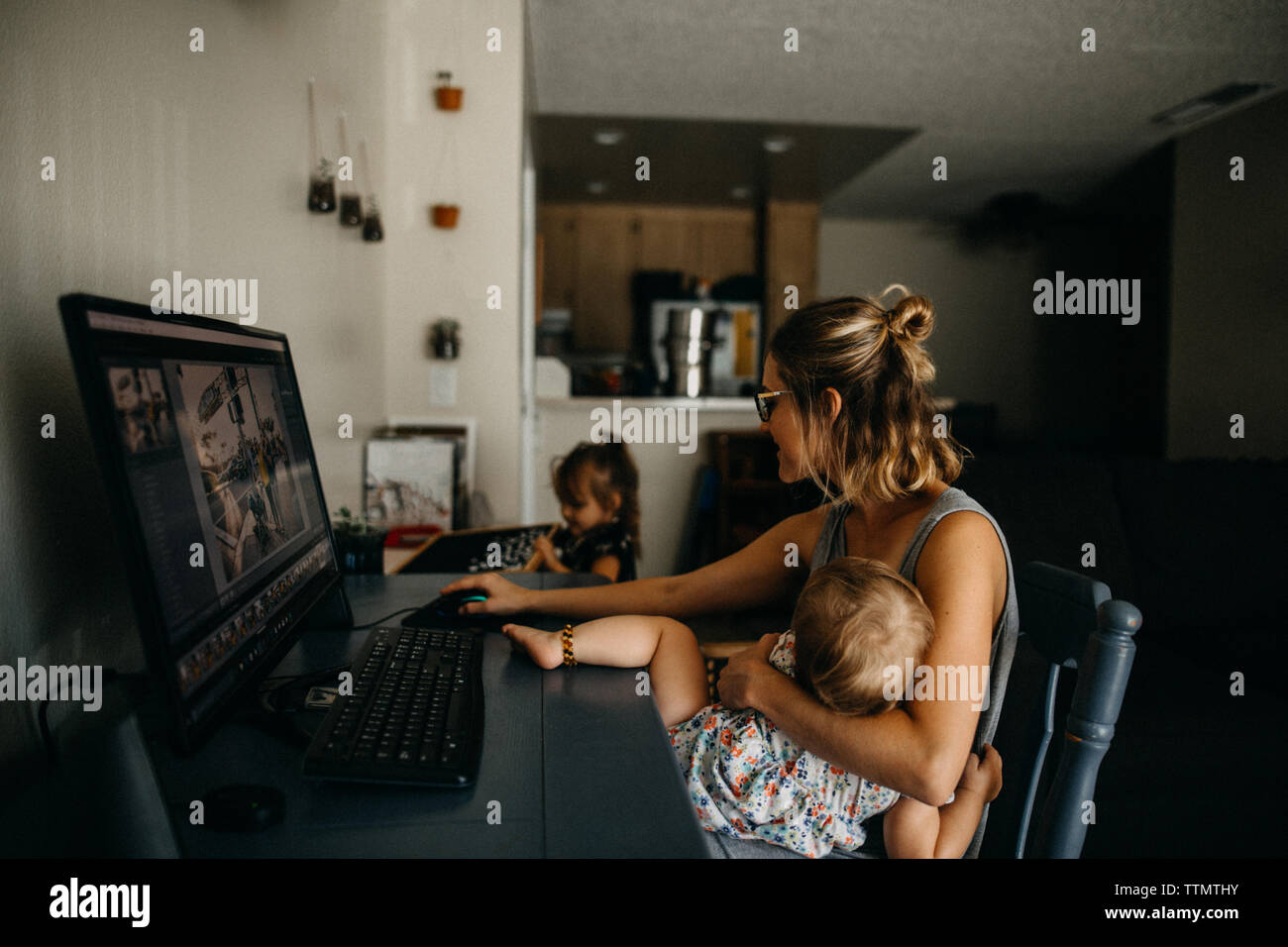 Arbeitende mutter -Fotos und -Bildmaterial in hoher Auflösung – Alamy
