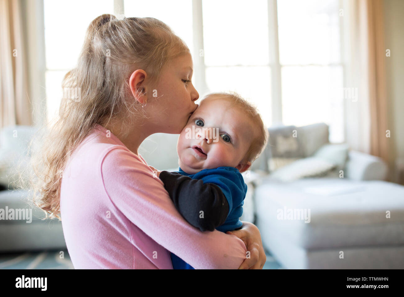 Side view cute girl kissing -Fotos und -Bildmaterial in hoher Auflösung – Alamy