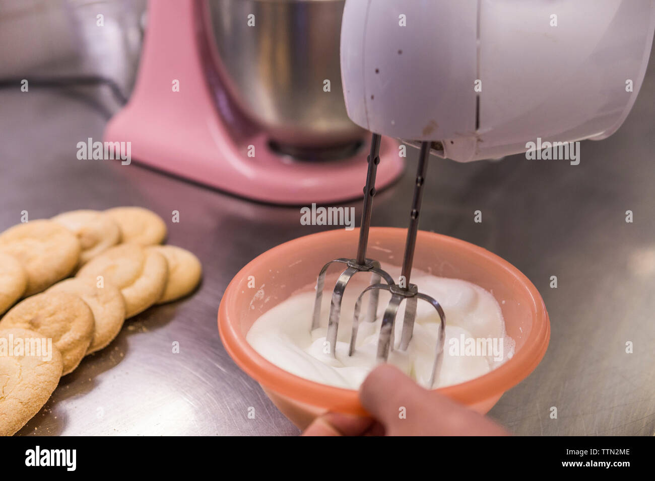 Hand mixer -Fotos und -Bildmaterial in hoher Auflösung – Alamy