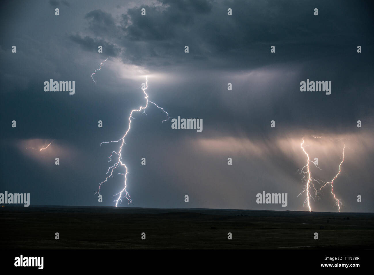 Gewitter und blitz -Fotos und -Bildmaterial in hoher Auflösung – Alamy
