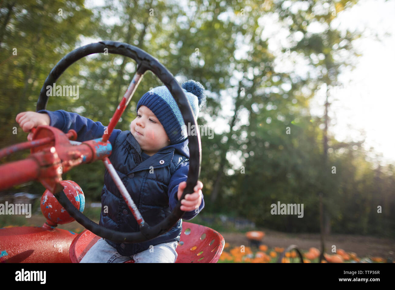 Junge und traktor -Fotos und -Bildmaterial in hoher Auflösung – Alamy