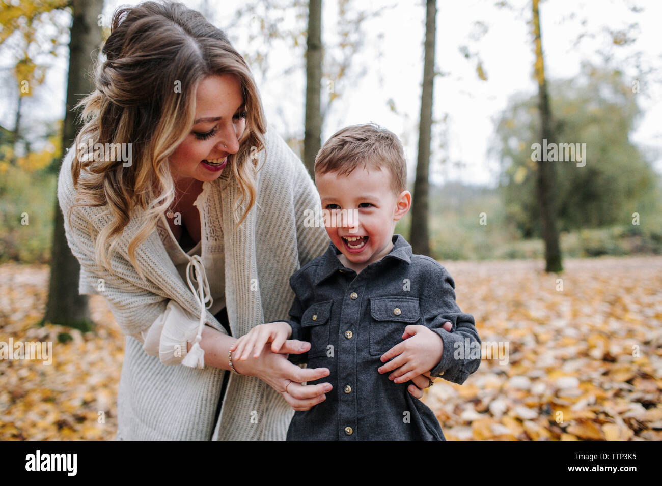 Mutter mit sohn im wald im herbst -Fotos und -Bildmaterial in hoher ...