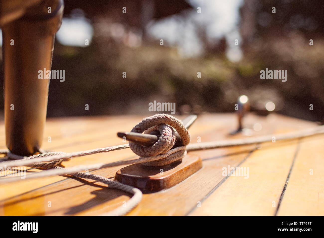 Boot mit seilen gebunden -Fotos und -Bildmaterial in hoher Auflösung ...