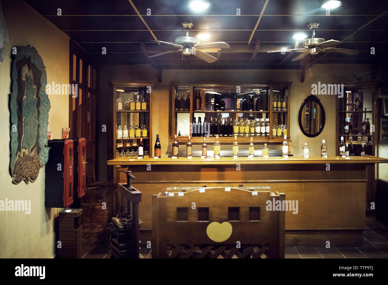 Bar shelves -Fotos und -Bildmaterial in hoher Auflösung – Alamy