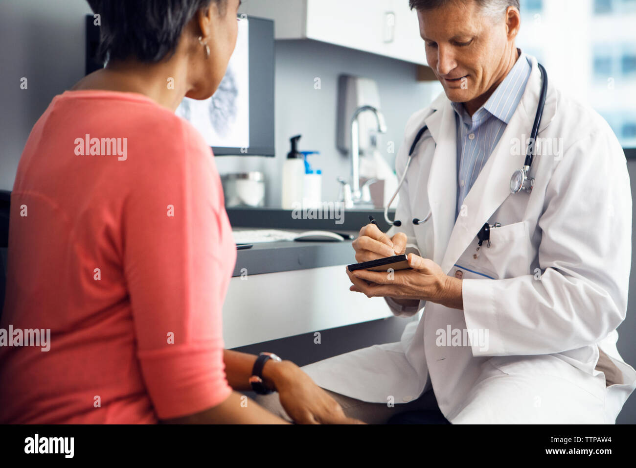 Arzt Rezept Schreiben Stockfotos und -bilder Kaufen - Alamy