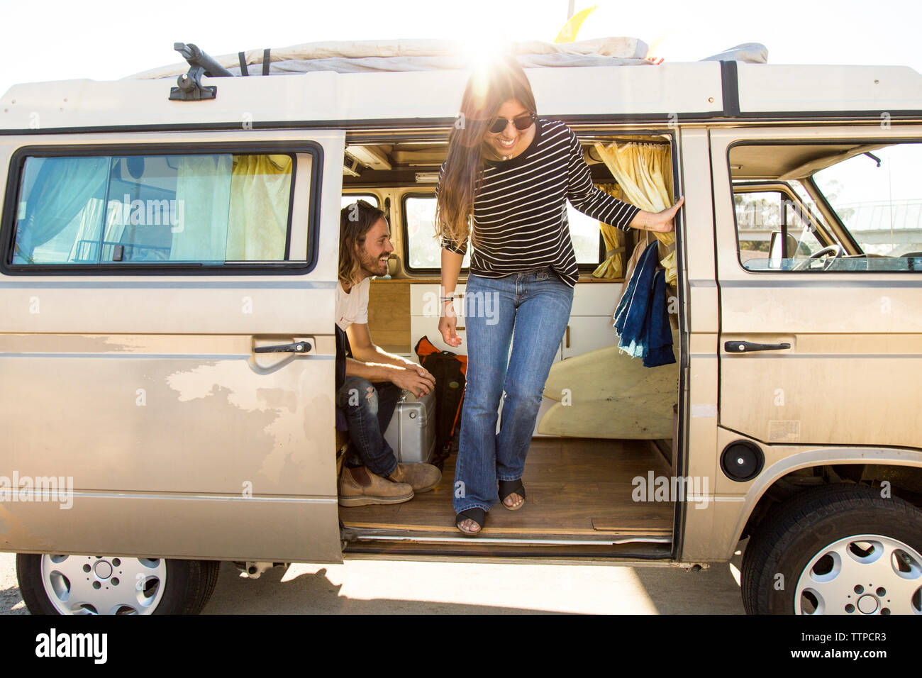 Frau mit mini mann -Fotos und -Bildmaterial in hoher Auflösung – Alamy