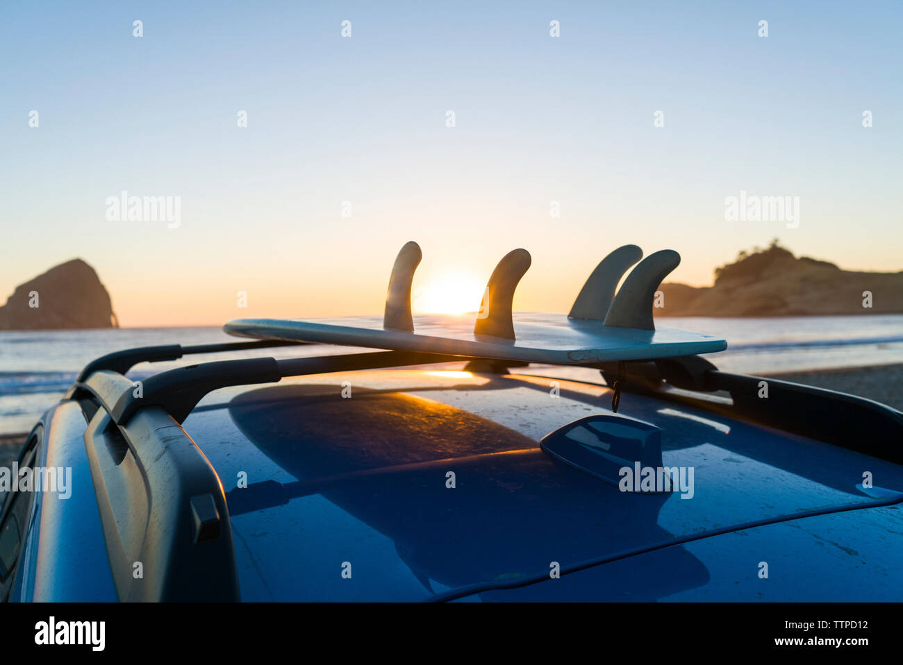 Surfbrett auf dem dach -Fotos und -Bildmaterial in hoher Auflösung – Alamy